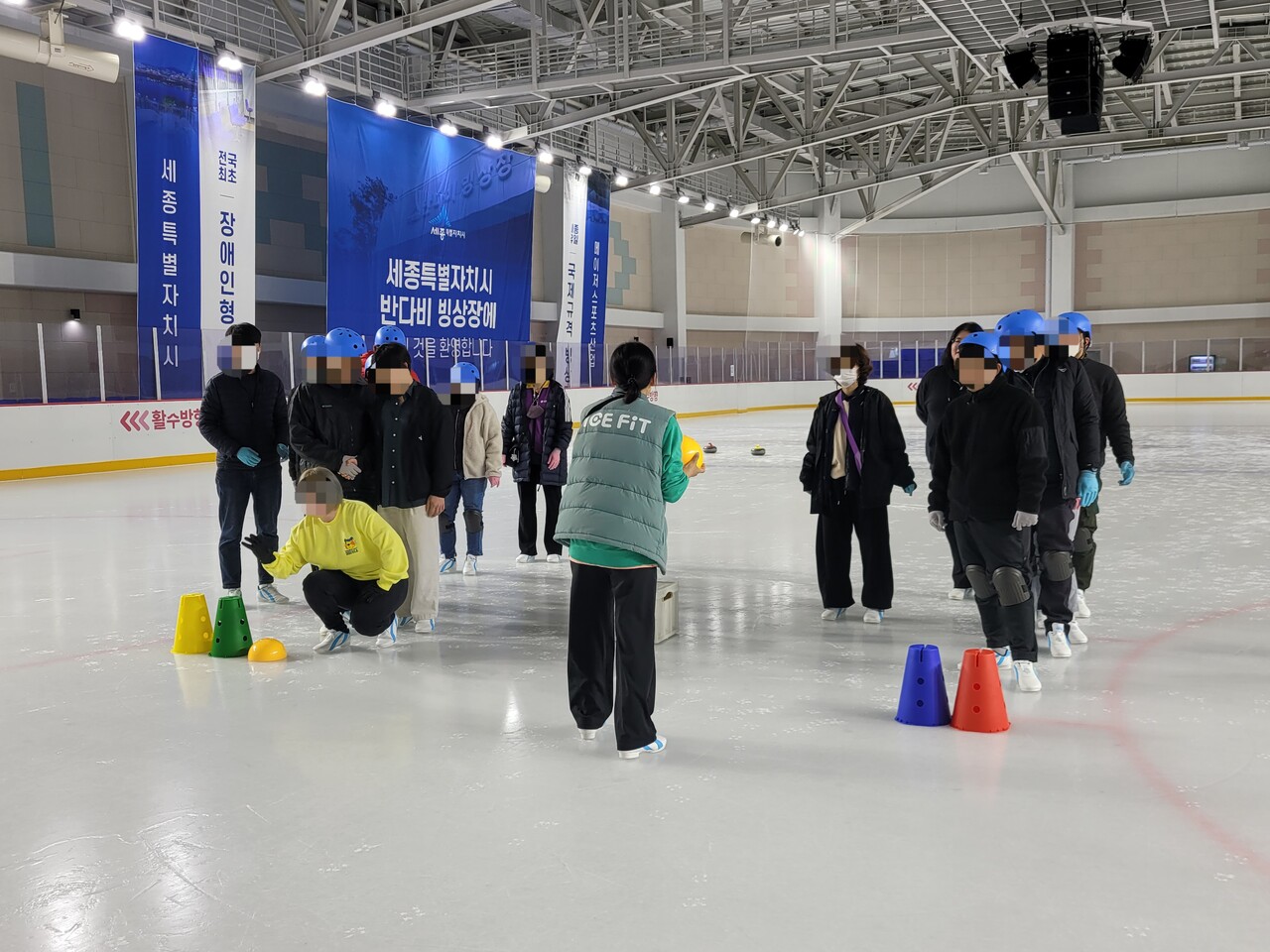 “장애인도 걱정 없어요”...반다비 빙상장, 첫 무료강습 시작